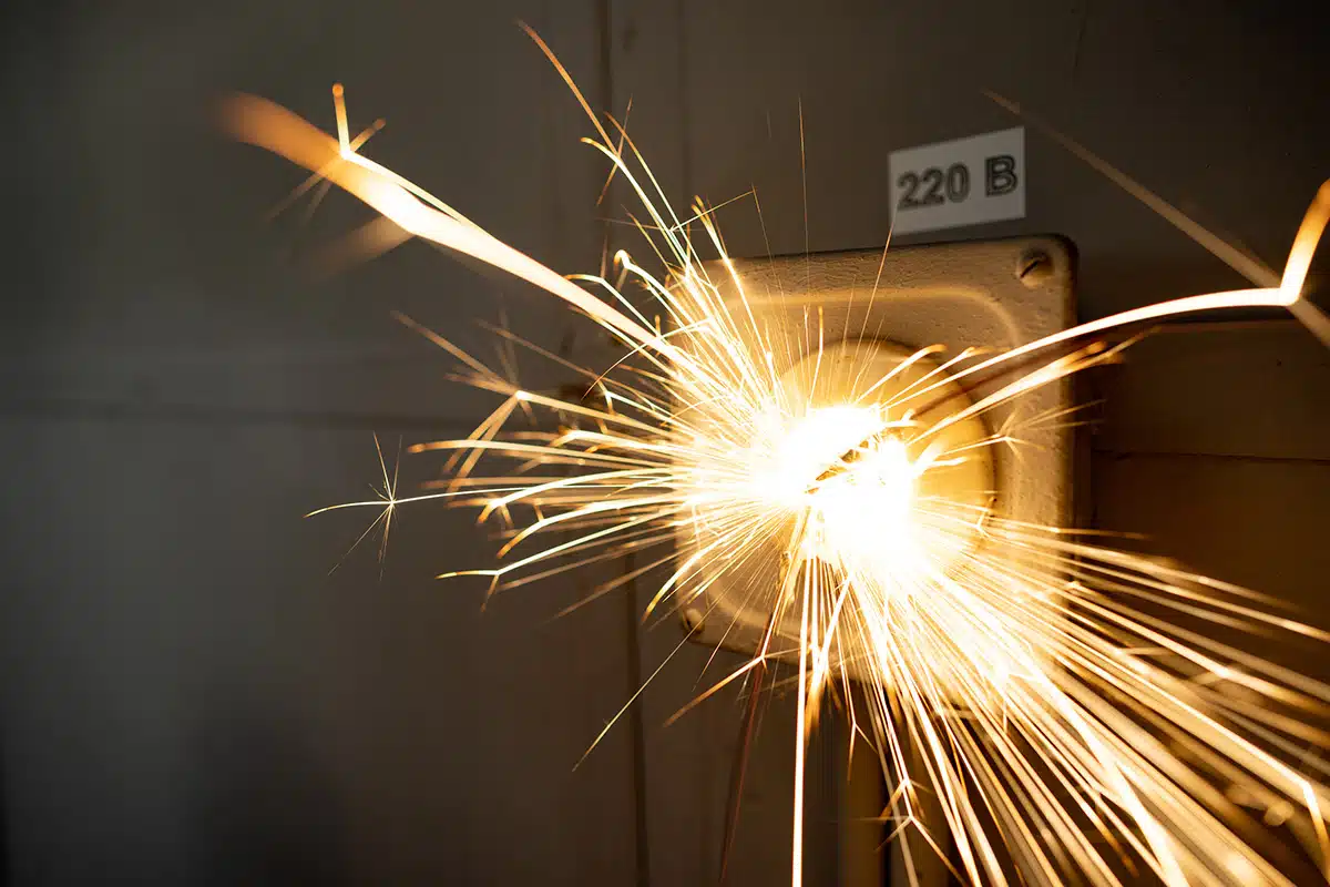 The spark is not the romantic kind - French Group